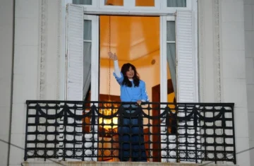 Tras el acto en Parque Lezama, Cristina Kirchner salió al balcón y ...