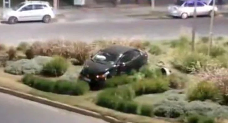 Fuerte choque en lateral de Circunvalación terminó con un auto sobre el ...